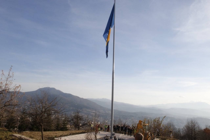 UZ DAN DRŽAVNOSTI BIH: IZNAD SARAJEVA PODIGNUTA NAJVEĆA ZASTAVA BOSNE I ...