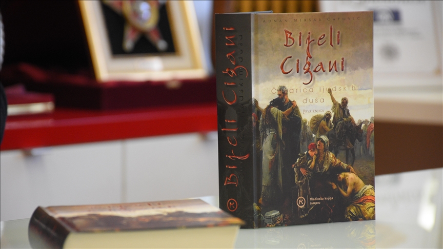 ADNAN ĆATOVIĆ O PRVIJENCU "BIJELI CIGANI": ROMAN NASLONJEN NA ...