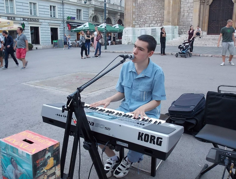 DENIS BARTA SVIRKOM, SAKUPLJA NOVAC ZA LIJEČENJE — Bosnjaci.Net