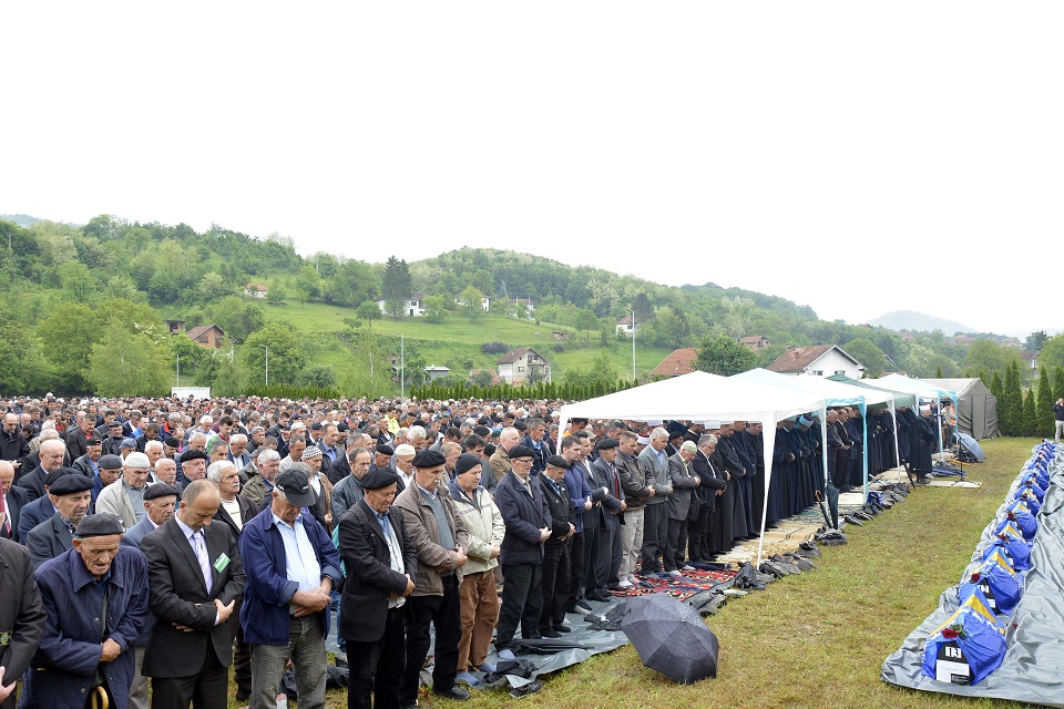 BRATUNAC: DOSTOJANSTVEN OPROŠTAAJ OD 13 ŽRTAVA ZLOČINA GENOCIDA ...