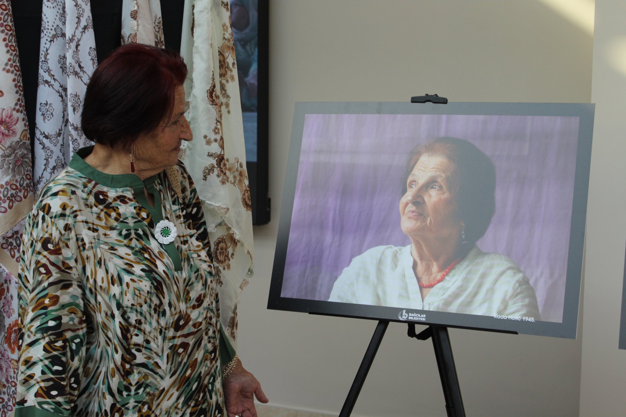 MAJKE SREBRENICE I PCRC PREDSTAVILI INSTALACIJU 'MAJČINA MAHRAMA' U ...