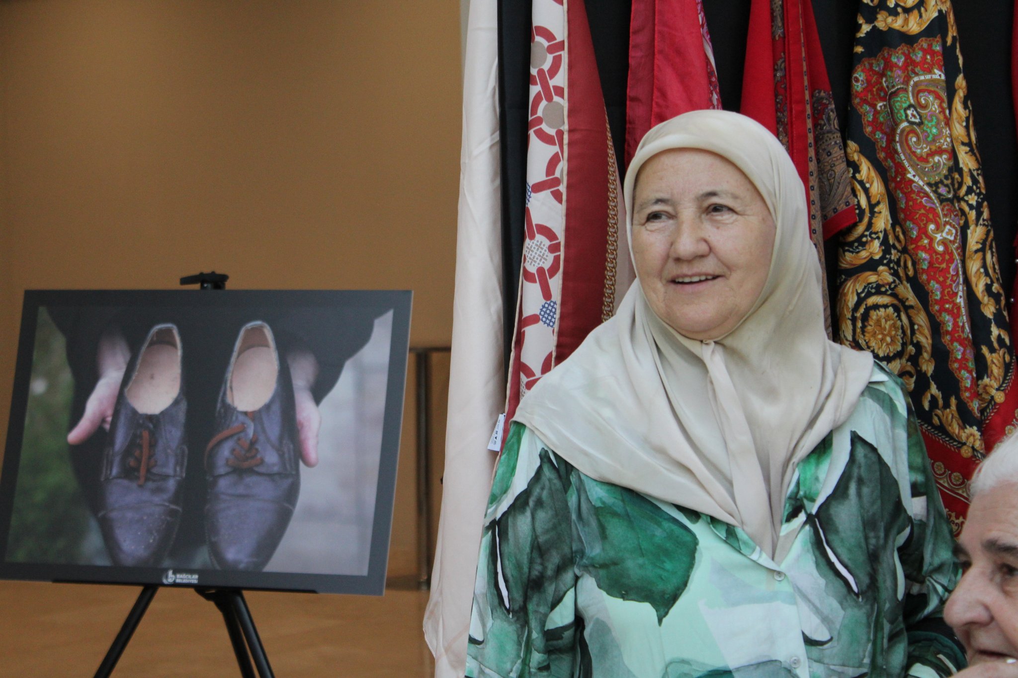 MAJKE SREBRENICE I PCRC PREDSTAVILI INSTALACIJU 'MAJČINA MAHRAMA' U ...