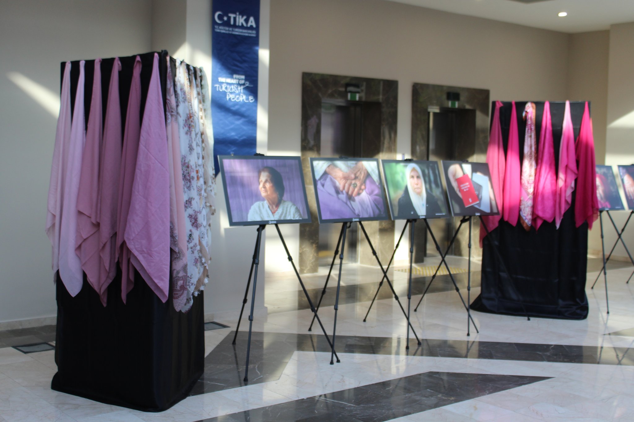 MAJKE SREBRENICE I PCRC PREDSTAVILI INSTALACIJU 'MAJČINA MAHRAMA' U ...