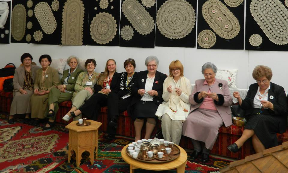 ZLATNE RUKE BOŠNJAKINJA DIZAJNIRALE SU CVIJET SJEĆANJA NA ŽRTVE ...