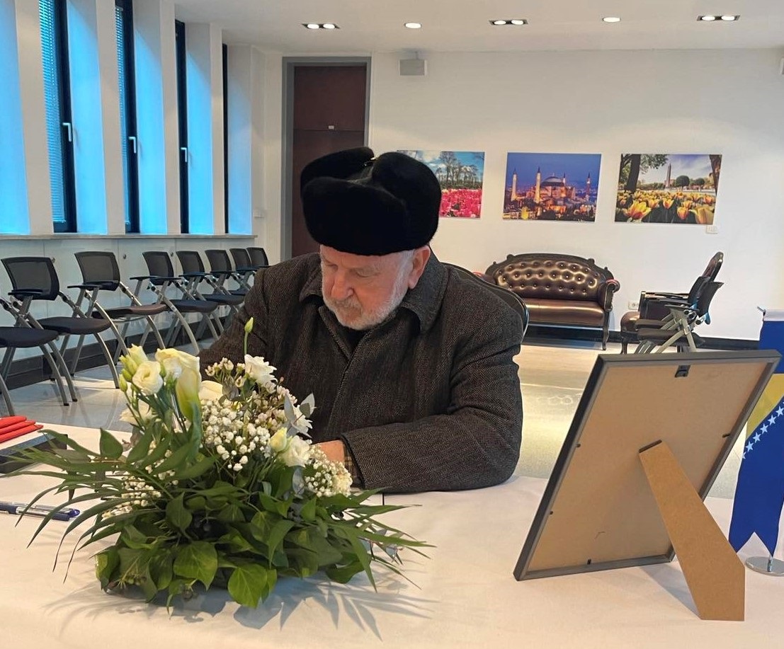 BANU SE UPISAO U KNJIGU ŽALOSTI U AMBASADI TURSKE — Bosnjaci.Net